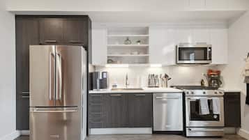 Apartamento em Condomínio Fechado, 1 cama queen-size, cozinha, vista para a montanha (unit 200) | Cozinha privada | Um frigorífico, um micro-ondas, um forno, uma placa de cozinha