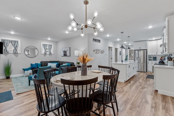 Blue Door Bungalow | Jz Vacation Rentals - STL Zoo, St. Louis