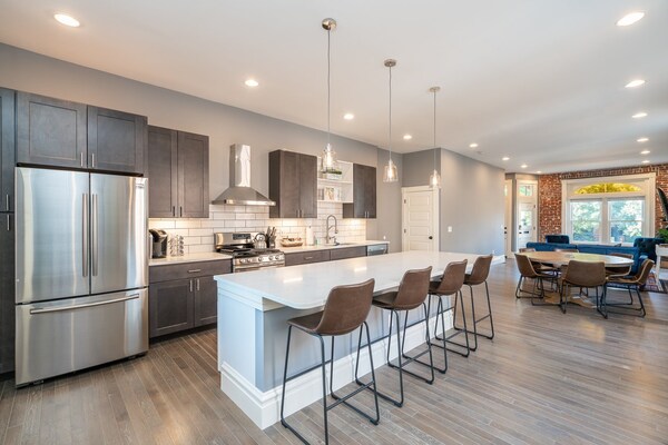 Parkside Comfort | Jz Vacation Rentals - St. Louis, MO