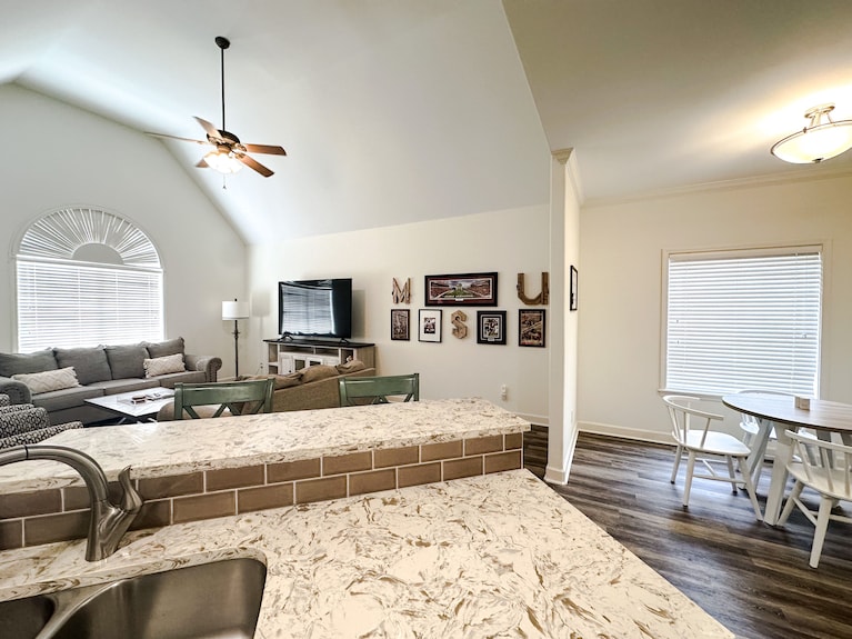 The Happy Hideaway - Gameday Haven - Starkville, MS