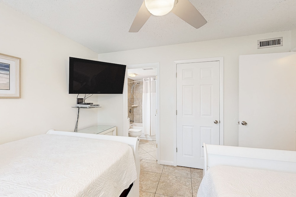 Snowbird & Dog-friendly Condo With Pool, Central Ac, Washer/dryer, & Patio - Niceville, FL