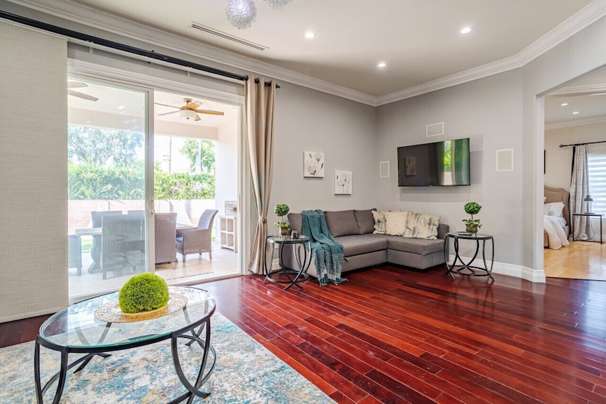 Regal 4 Bed With Hot Tub Close To Universal Sleeps 15 - Los Angeles, CA
