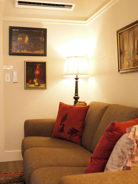 Charming 1 Br Orliena Suite In Historic Downtown Ashland, Or. Walk To The Oregon Shakespeare Festival, Shops, And Dining. Features A Kitchenette, Plush Queen Bed, And Shared Hot Tub Access. Dog Friendly! - アシュランド, OR