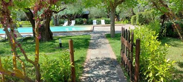 Piscina externa sazonal, funciona das 9h às 20h, espreguiçadeiras