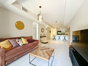 Apartamento, 2 quartos, sacada | Área de estar | Netflix, serviços de streaming