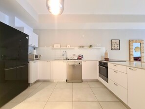 Apartamento, 2 quartos, sacada | Cozinha privada | Geladeira, micro-ondas, fogão, cooktop