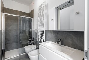 Apartamento Deluxe | Casa de banho | Um polibã, artigos de higiene pessoal grátis, um secador de cabelo 