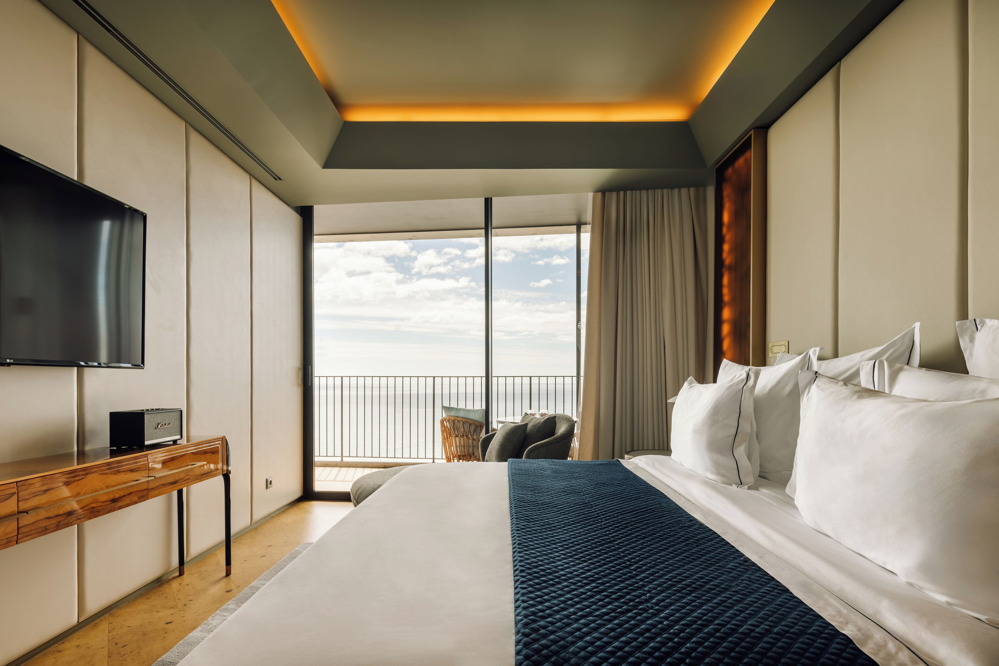 Corner pool Suite | 1 quarto, roupa de alta qualidade, camas de colchão pillowtop, minibar 