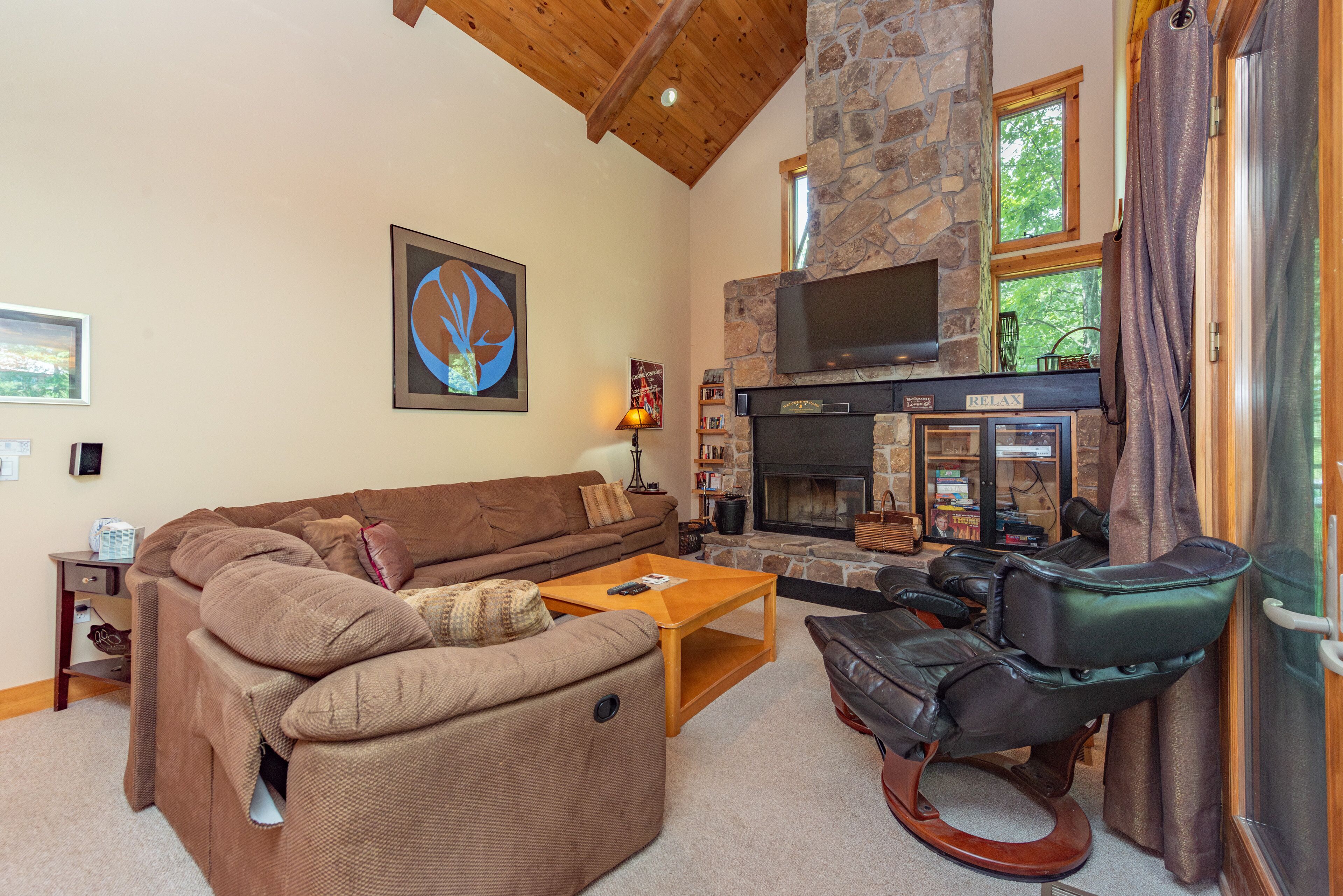 Family Ski Retreat W/ Hot Tub & Views - Oakland, MD