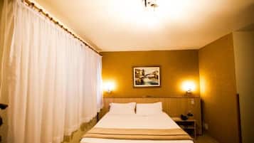 Quarto casal standard | Escrivaninha, espaço de trabalho para notebook, Wi-Fi de cortesia
