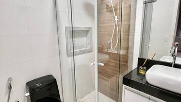 Apartamento | Banheiro | Chuveiro, chuveiro com efeito de chuva, papel higiênico
