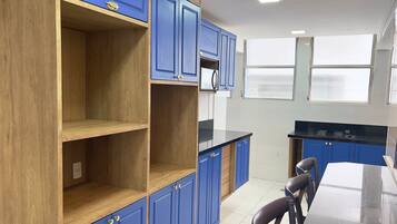 Apartamento | Cozinha privada | Um frigorífico/congelador grande, um micro-ondas, um forno