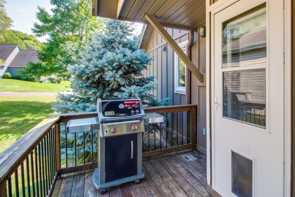 Overland Park Home W/ Fenced-in Yard & Gas Grill! - Spring Hill, KS