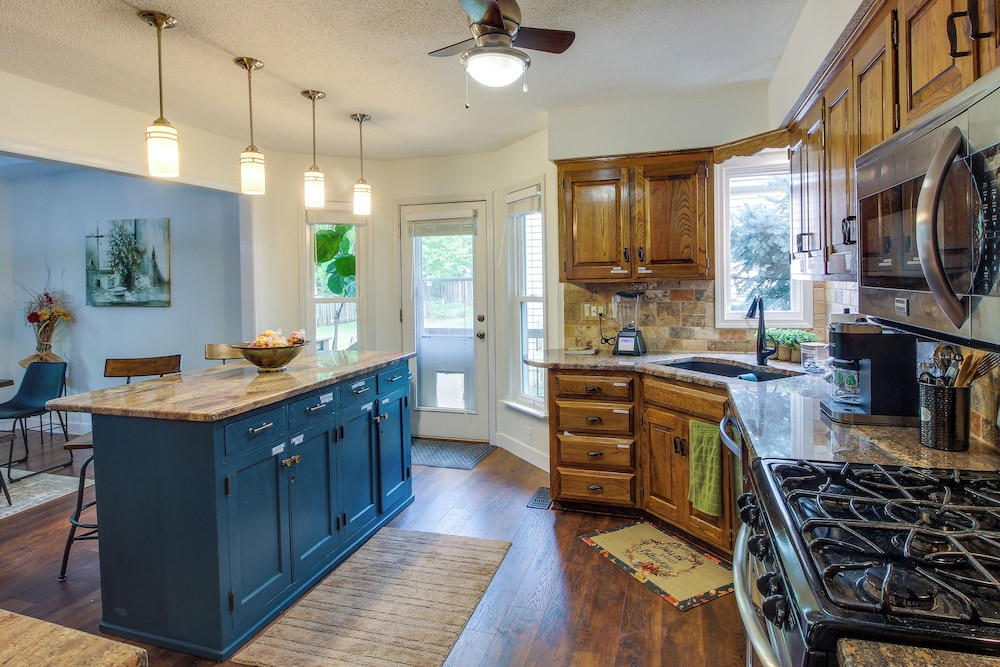 Overland Park Home W/ Fenced-in Yard & Gas Grill! - Kansas City, MO