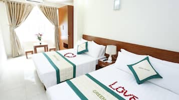 Quarto casal ou duplo luxo | Camas com colchões pillow-top, frigobar, escrivaninha, cortinas blackout