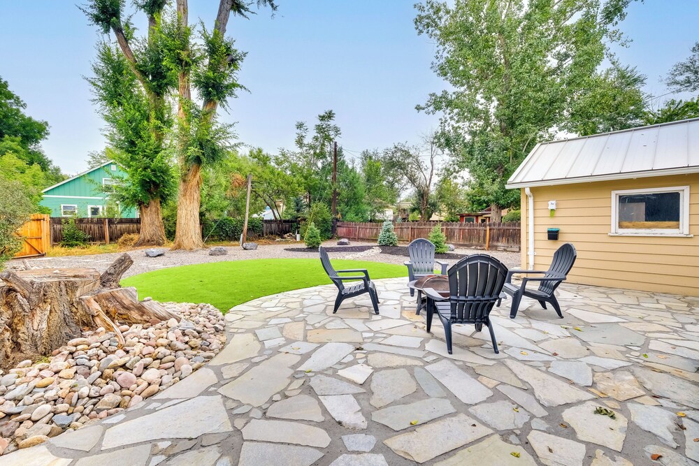 Loveland Retreat W/ Bicycles, Deck & Fire Pit! - Loveland, CO