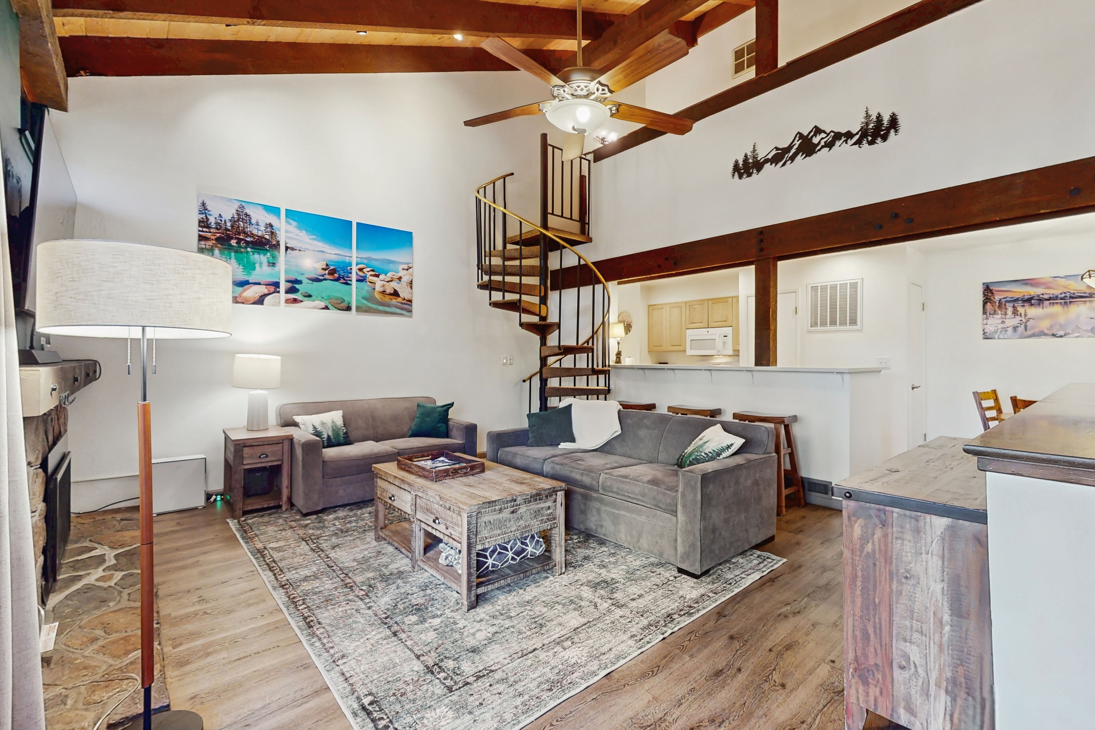 Welcome To A Quintessential Mountain Hideaway, Brimming With Lake Tahoe Charm - Beach South Lake Tahoe