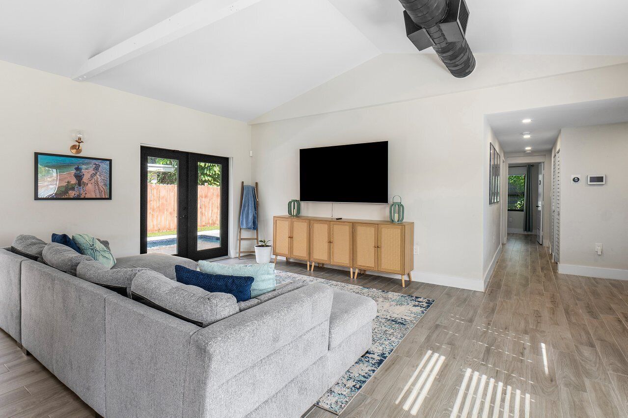 Modern Heated Pool Home, Family Friendly. 3 Minute Walk To The Beach! - Pompano Beach, FL