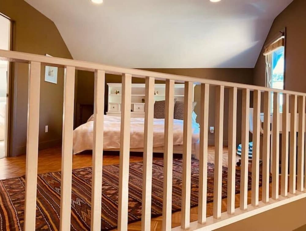 Cozy Treehouse Cabin With Airstrip & Downtown View - Birmingham, AL
