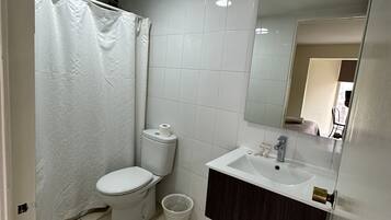 Chuveiro, chuveiro com efeito de chuva, produtos de toalete grátis