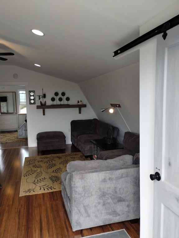 Really Nice Loft Apartment, Located 1 Mile From Beach Areas And Sachuest Point.. - Newport, RI