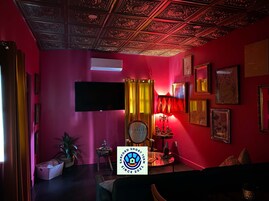 Apartamento Standard | Sala de estar | Televisor LED de 50 polegadas com canais digitais, Netflix 