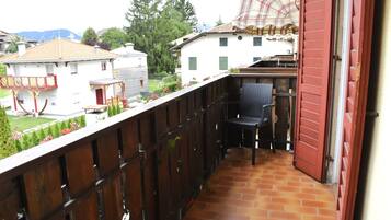 Quarto Duplo Standard, vista para o jardim | Cofre no quarto, secretária