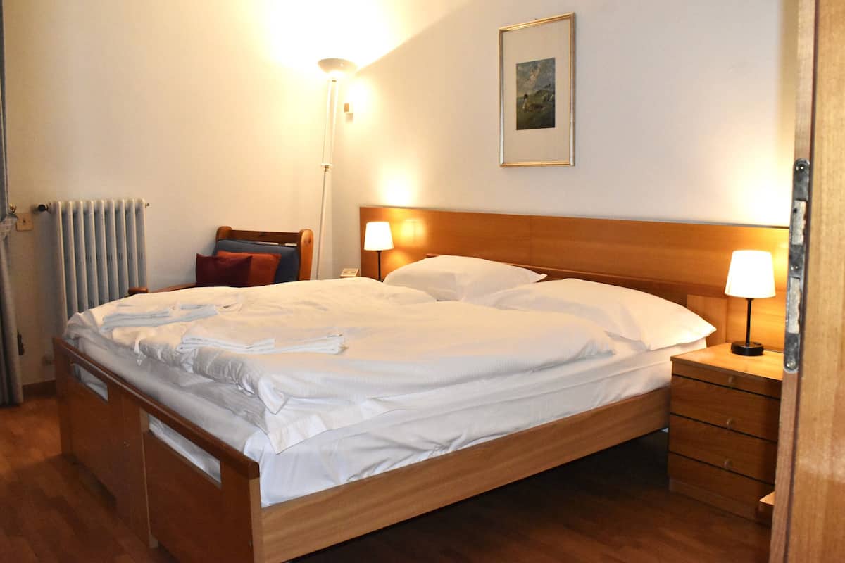 Quarto casal standard, vista para o jardim | Cofres nos quartos, escrivaninha, espaço de trabalho para notebook