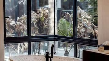 Private Garden Suite | Casa de banho | Produtos de higiene exclusivos, um secador de cabelo, roupões
