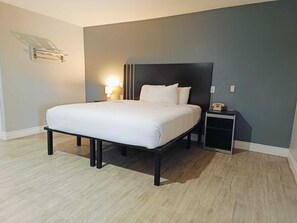 Quarto, 1 cama King, para não fumantes | Banheiro | Chuveiro, produtos de toalete grátis, secador de cabelo 