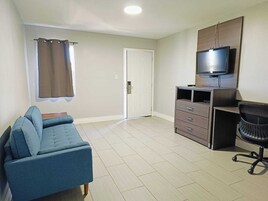 Suíte luxo, várias camas, para não fumantes | Ferros/tábuas de passar roupa, Wi-Fi de cortesia, roupa de cama