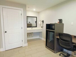 Suíte luxo, várias camas, para não fumantes | Ferros/tábuas de passar roupa, Wi-Fi de cortesia, roupa de cama