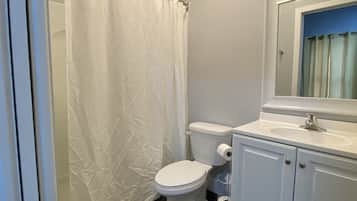 Apartamento standard | Banheiro | Chuveiro, secador de cabelo, toalhas de banho
