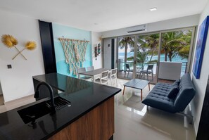 Apartamento de Luxo, 1 quarto, vista para o mar | Sala de estar | Smart TV de 50 polegadas com canais por cabo 