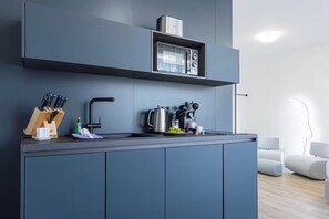 Frigobar, micro-ondas, cooktop, lava-louças
