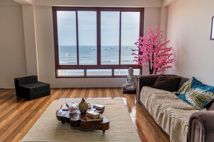 Suite-Estúdio Familiar, serviço de limpeza e arrumação, vista para a praia | Sala de estar