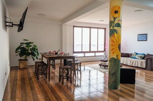 Suite-Estúdio Familiar, serviço de limpeza e arrumação, vista para a praia | Sala de estar