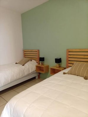 2 quartos, cofres nos quartos, ferros/tábuas de passar roupa