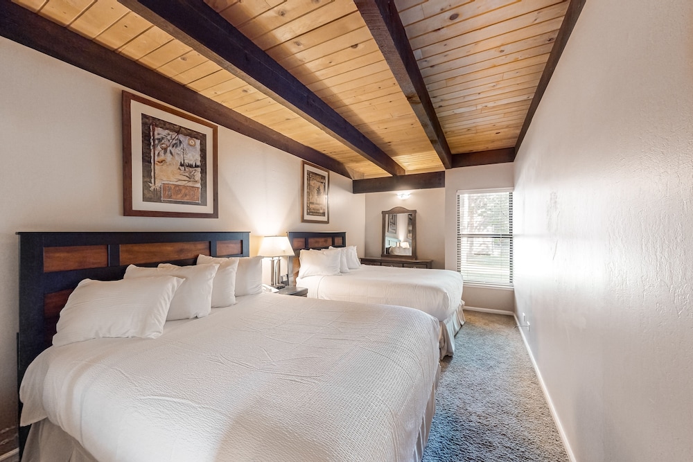 Vacation In Style At This Resort Home With Private Beach Access & Lakefront Pool - 타호 호