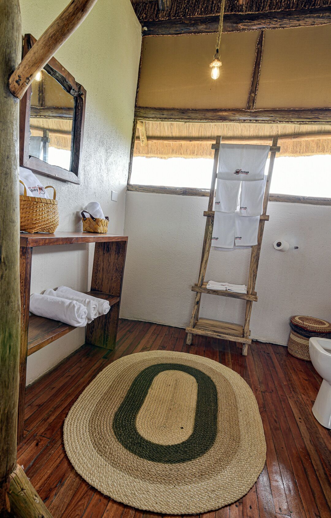 Chuveiro com efeito de chuva, produtos de toalete grátis