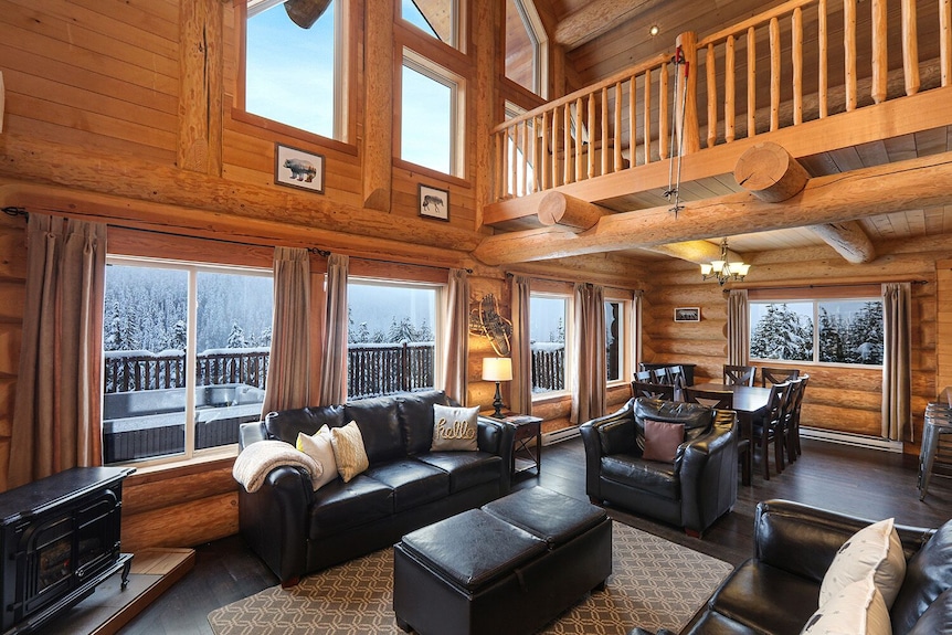 Stunning Log Mount Washington Chalet With Breathtaking Views Of Strathcona Park - British Columbia