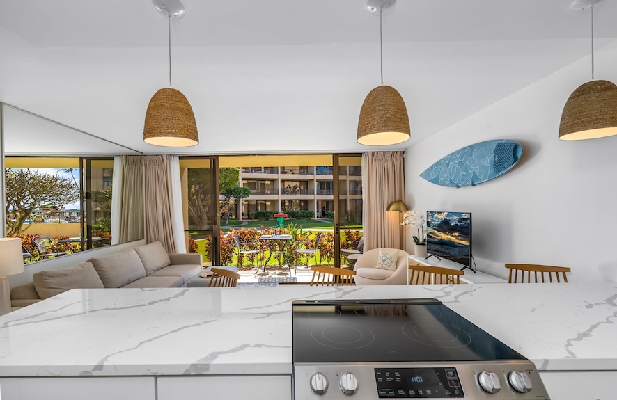 Luxury, 20 Steps From The Ocean, Pool, Jacuzzi! Newly Remodeled, Best Location! - Maui, HI