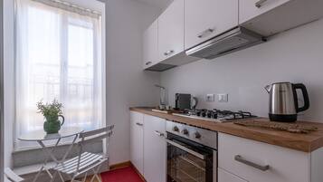 Loft Cidade | Cozinha privada | Um frigorífico/congelador grande, um forno, uma placa de cozinha