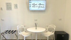Quarto casal luxo, 1 quarto, suíte, vista para a cidade | Área de estar