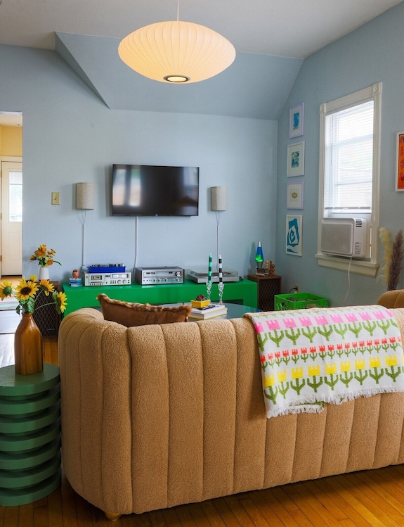 Kk Upper · 2br Sunny Upper In Prime Bay View - W/ Parking - Wauwatosa, WI