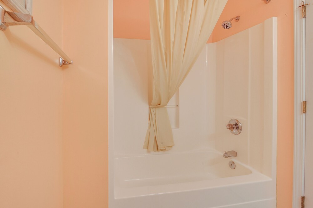 Walk To Ocean & Pier: Surfside Beach House W/ Pool - Murrells Inlet, SC