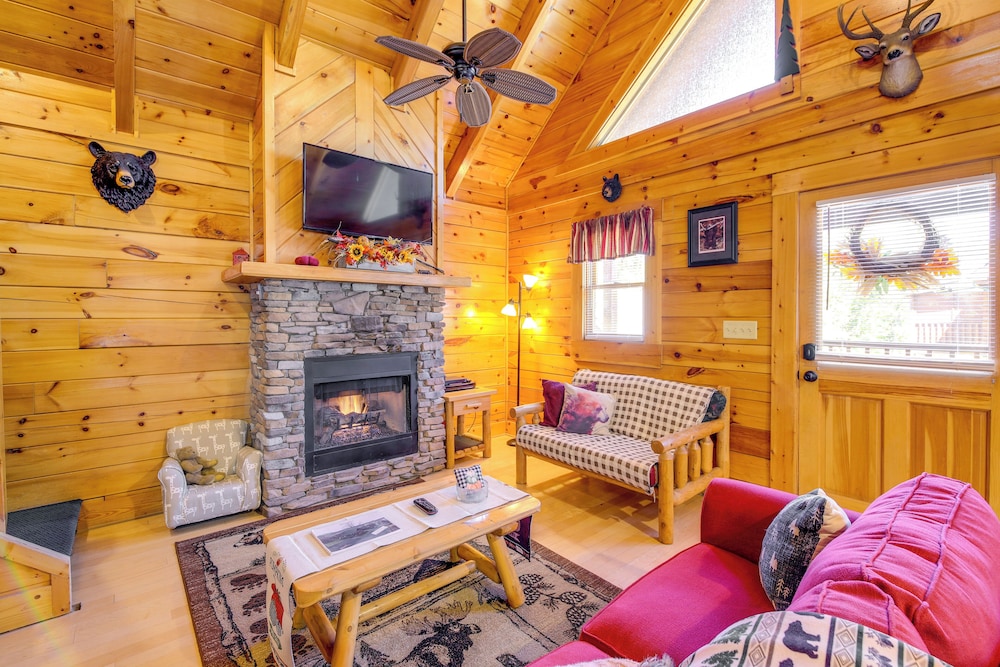 Pigeon Forge Vacation Rental W/ Private Hot Tub! - Gatlinburg
