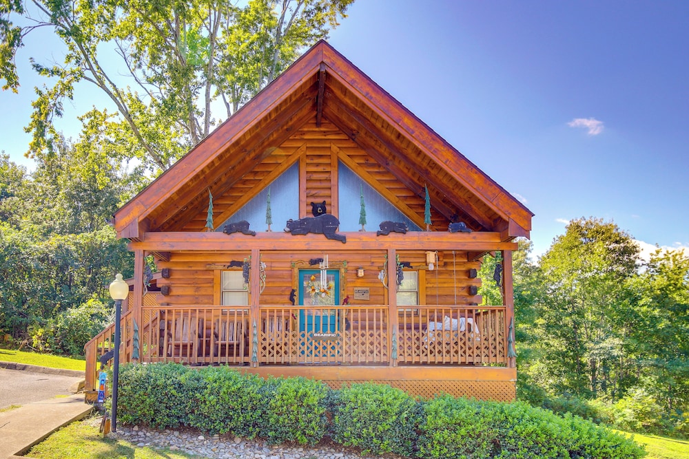 Pigeon Forge Vacation Rental - Walk Downtown! - Gatlinburg