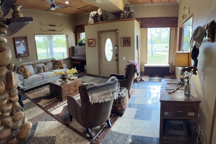 Rustic Lodge With A View Of Open Pastures And Bison Grazing On The Land. - Oklahoma