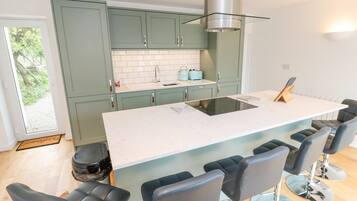 Geladeira, lava-louças, chaleira elétrica, torradeira